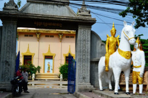 Wat Phnom: Giant Clock - Phnom Penh | WW Travel Blog